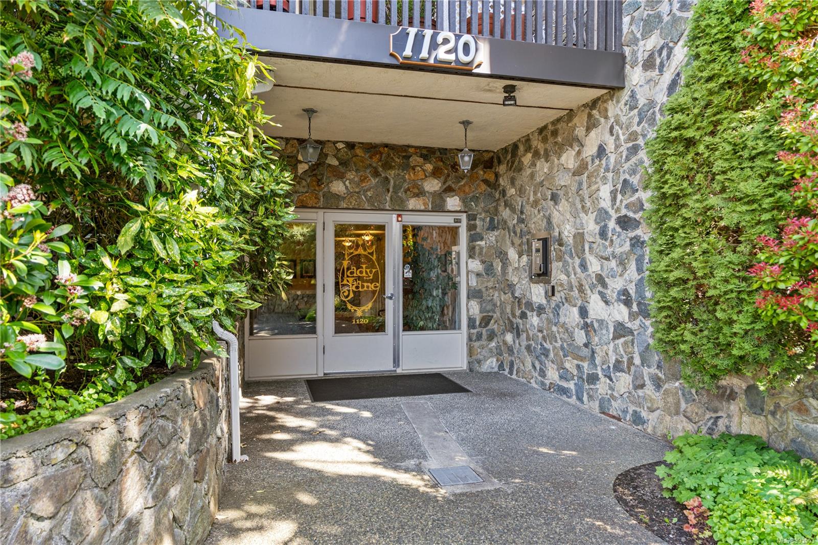 207 - 1120 Fairfield Rd, Victoria, British Columbia V8V3A7 Sold History ...